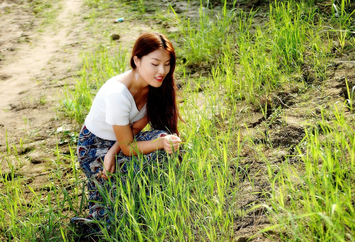 环境人像外拍 花草丛中的清纯女孩!。。。。。。。 中关村在线摄影论坛