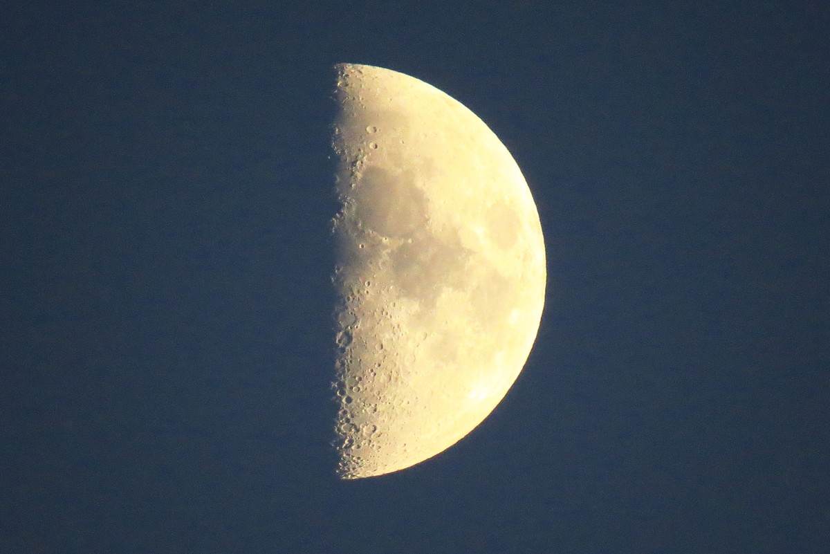 黄昏后的一轮半月-中关村在线摄影论坛