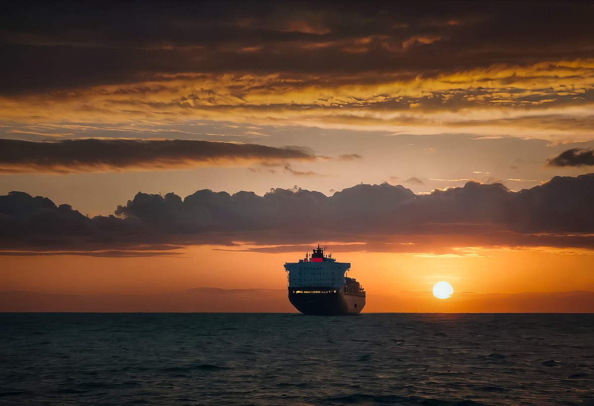 朝阳下的远洋货轮-中关村在线摄影论坛