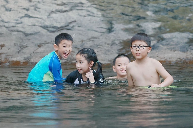 抓拍——玩水的孩子们-中关村在线摄影论坛