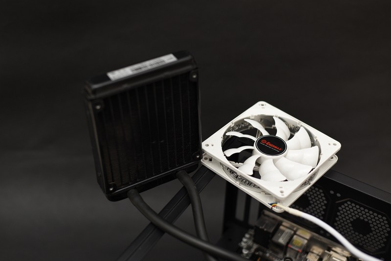 #硬件#中毒黑白光污染！Tt V1小钢炮也搞亮化，迎新年必须闪闪闪！-中关村在线综合论坛